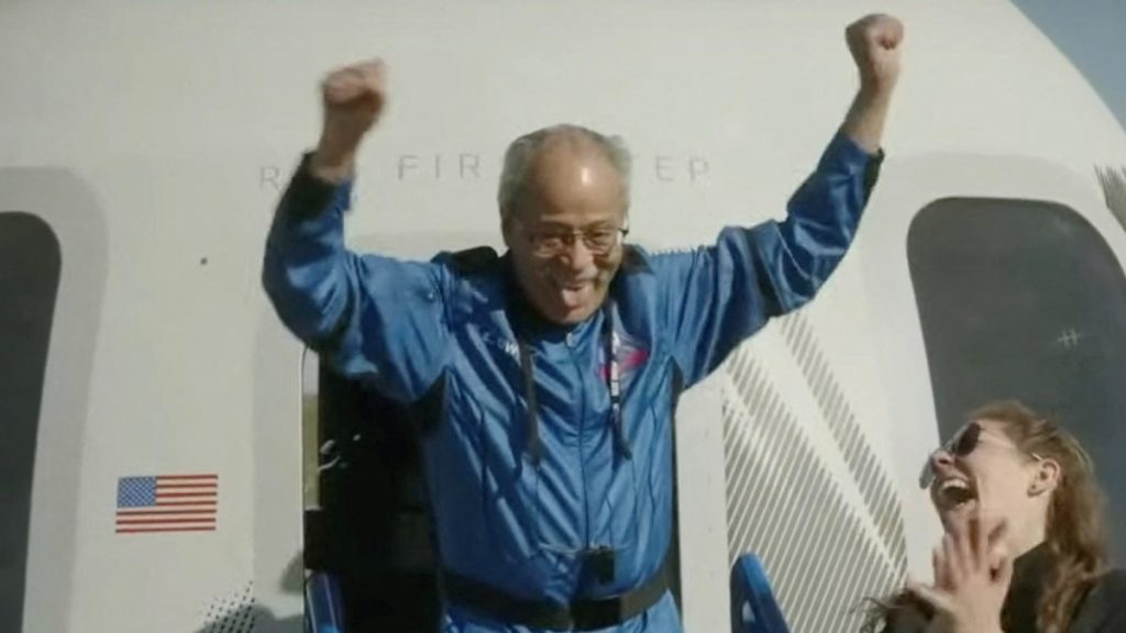 Ed Dwight, Con 90 Años Es El Viajero De Mayor Edad En Ir Al Espacio ...